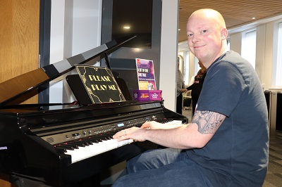 #SecretStaffs – Paramedic pianist